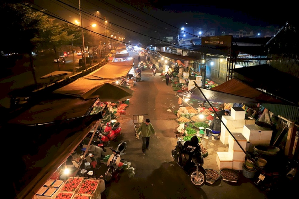 Vietnam Airlines | Explore Long Bien Market – Hanoi’s Bustling and ...
