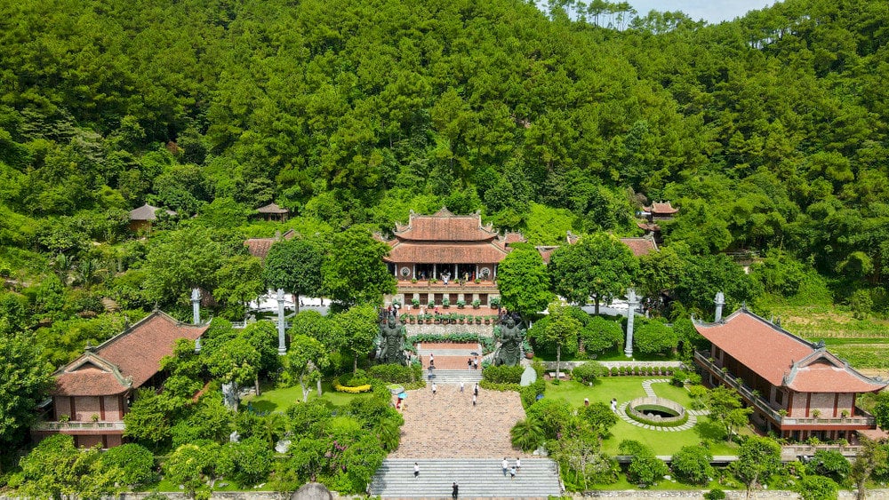 Vietnam Airlines | Dia Tang Phi Lai Pagoda - Discover the sacred ...