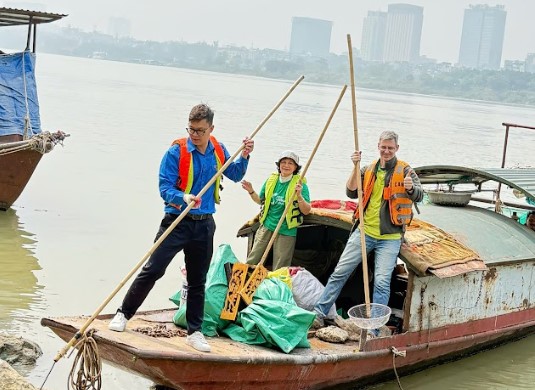 Vietnam Airlines Spreads the Message: "Release Fish, Not Plastic Bags"