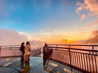 Vietnam Airlines | A Complete Travel Guide to Rong May Glass Bridge in Sapa