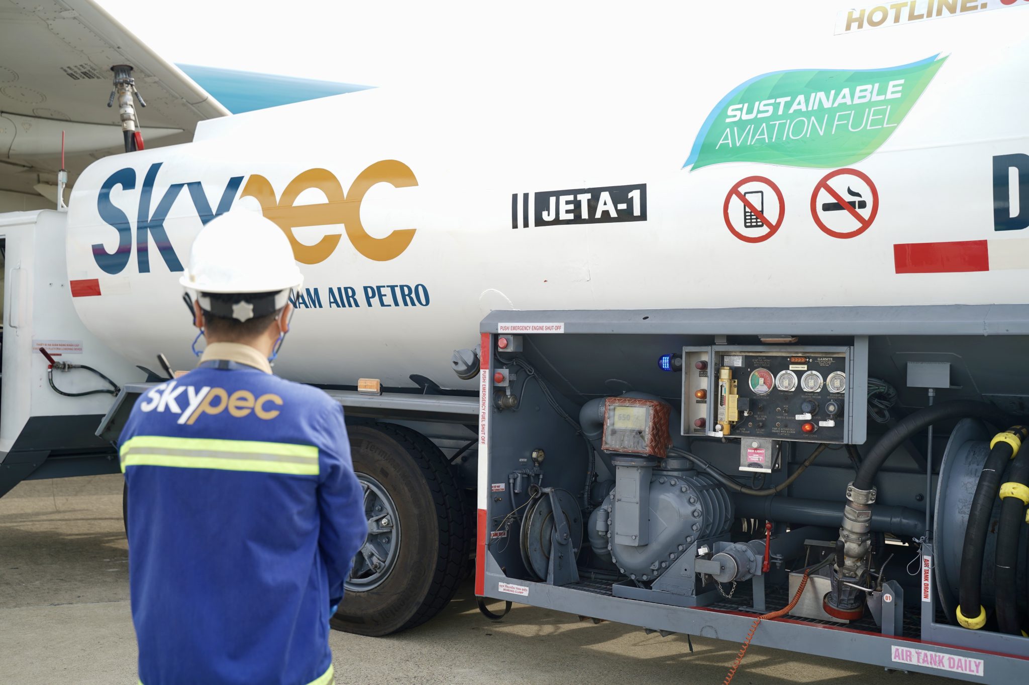 Vietnam Airlines simultaneously uses sustainable aviation fuel (SAF) on ...